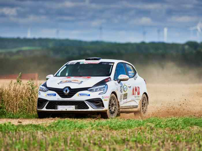 RENAULT CLIO 5 RC5 TERRE 2022 - pièces et voitures de course à vendre, de rallye et de circuit.
