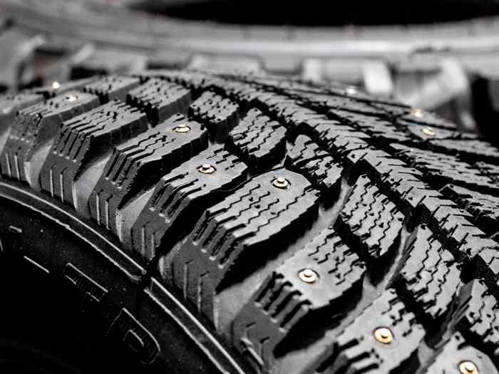 Pneus clous 185/65-15 neuf - pièces et voitures de course à vendre, de rallye et de circuit.