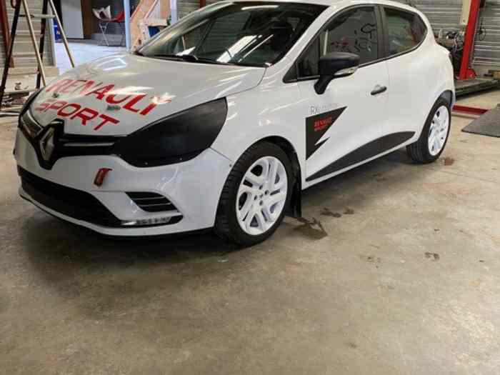 Clio 4 - pièces et voitures de course à vendre, de rallye et de circuit.