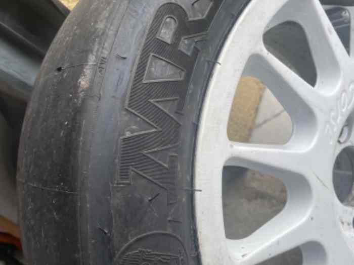 2 pneus slick MRF médium 15 pouces - pièces et voitures de course à vendre, de rallye et de circuit.
